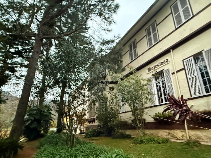 Apartamento No Edifício Majestoso Cremerie - Petrópolis