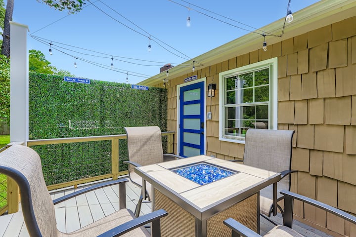 Stylish Guesthouse Near Duke W/ Fire Pit & Deck - Durham, NC