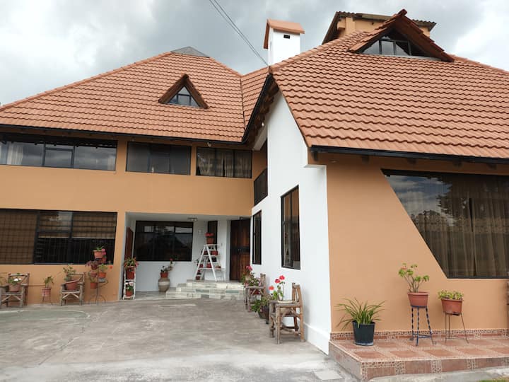 Casa Grande Para Grupo Familiar - Ambato