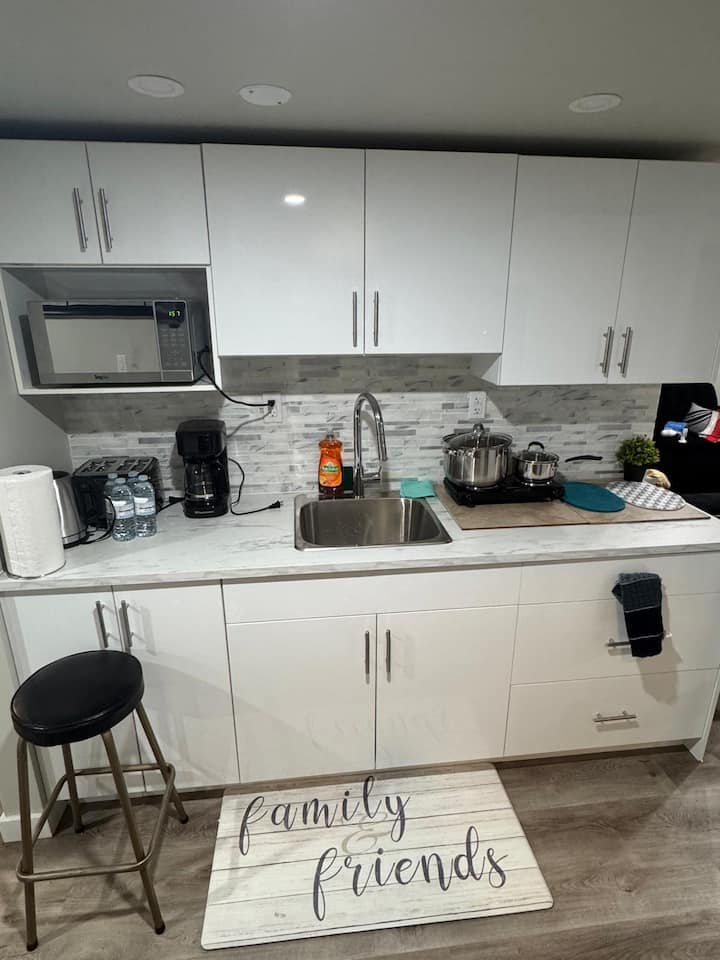 Cozy 3bedroom Basement Suite With Private Entrance - Winnipeg