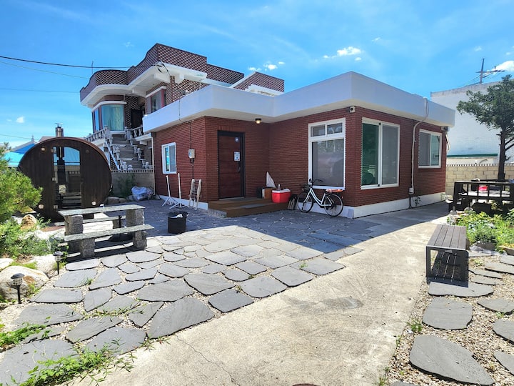 도도민박 (신규오픈 강릉바다 앞 일출, 맛집 레트로&모던감성 독채 핀란드사우나 ) - Gangneung-si