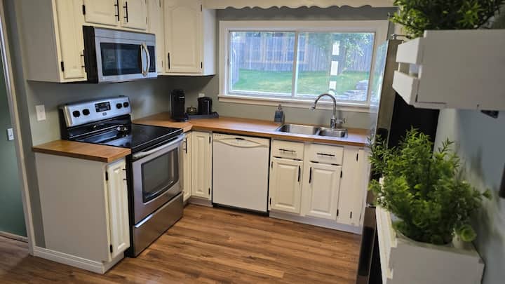 Spacious 4-bed Retreat With Modern Comforts - Hinton