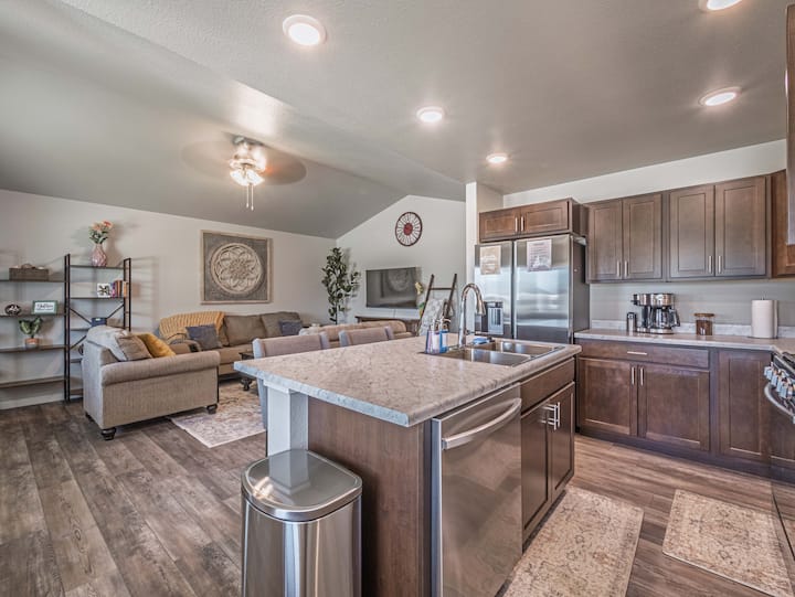 Modern Hills Home + Hot Tub - Rapid City, SD