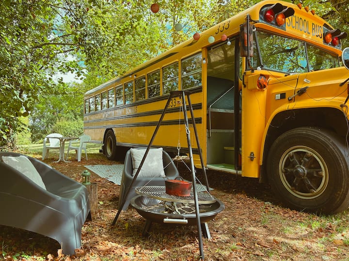 School Bus Sur Petit Camping A La Fèrme - Lot