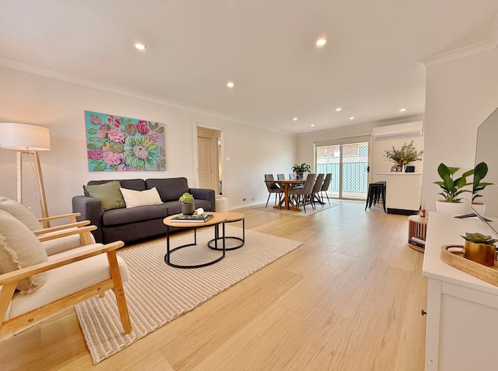 Stylish & Central 2-bed Unit - Young