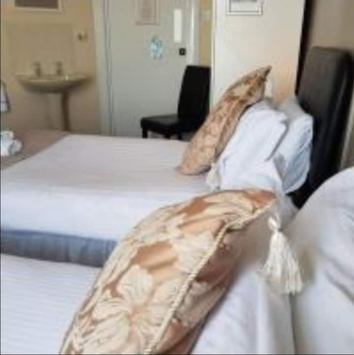 Budget Twin Room Breakfast Included - Deal