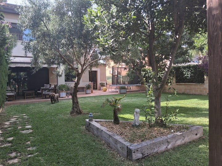 Casa Grande Con Jardín Y Urbanización Completa - Alicante