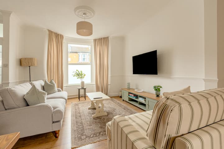 New! Modern 3br Forest Gate Home W/gardn+parking - Ilford