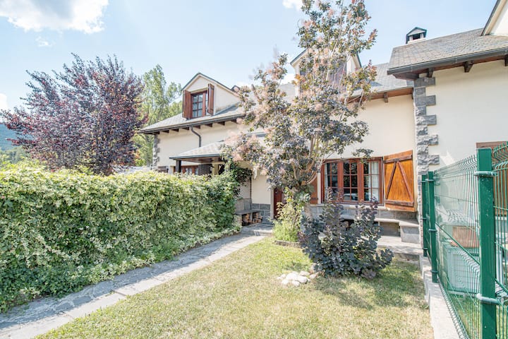 Mountain Escape For Families & Friends In Pyrenees - Fiscal