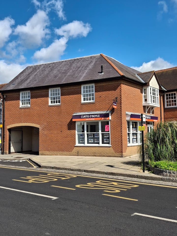 Modern Town Center Apartment - Burnham-on-Crouch