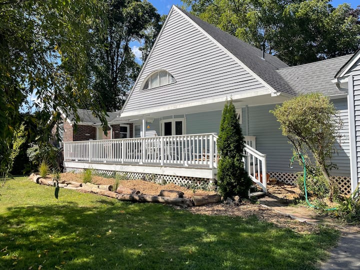 Guilford Beach Cottage - Branford, CT