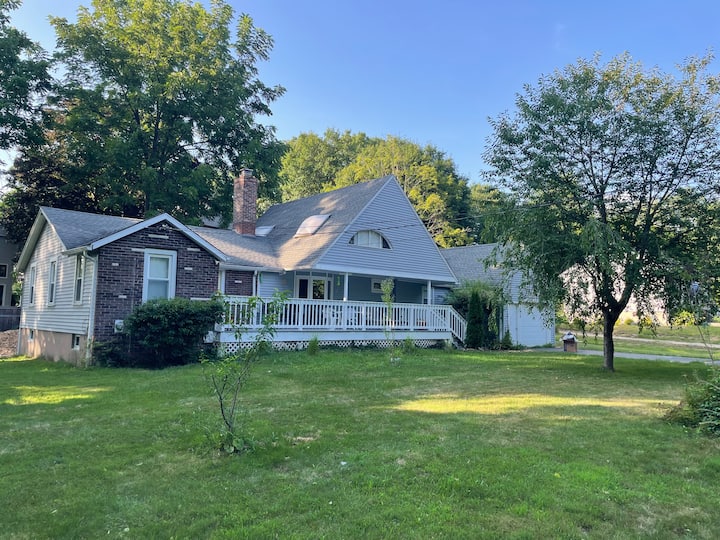 Guilford Beach Cottage - West Lake, Guilford