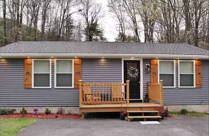 Cozy Lake George Retreat- 2 Br Getaway - Lake George, NY