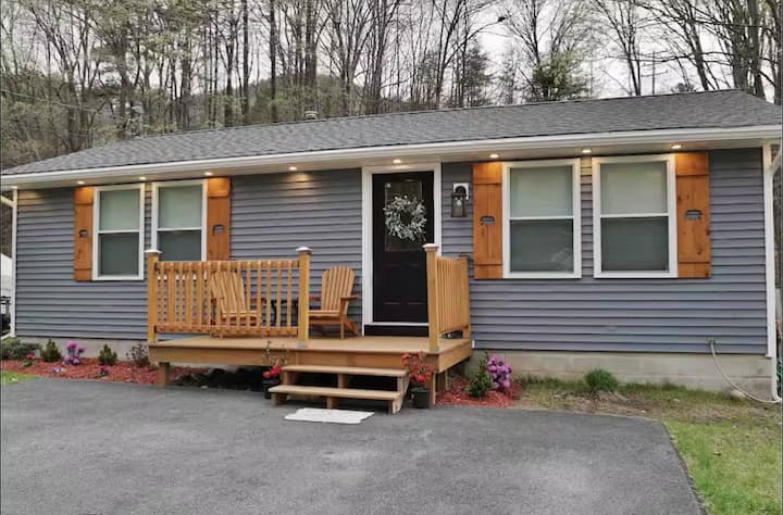 Cozy Lake George Retreat- 2 Br Getaway - Lake George, NY