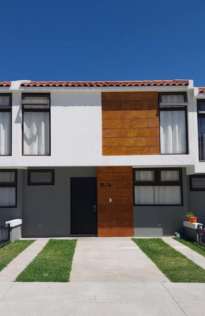 Casa Típica Cardenal Con  Parqueo Y Piscina - Alotenango