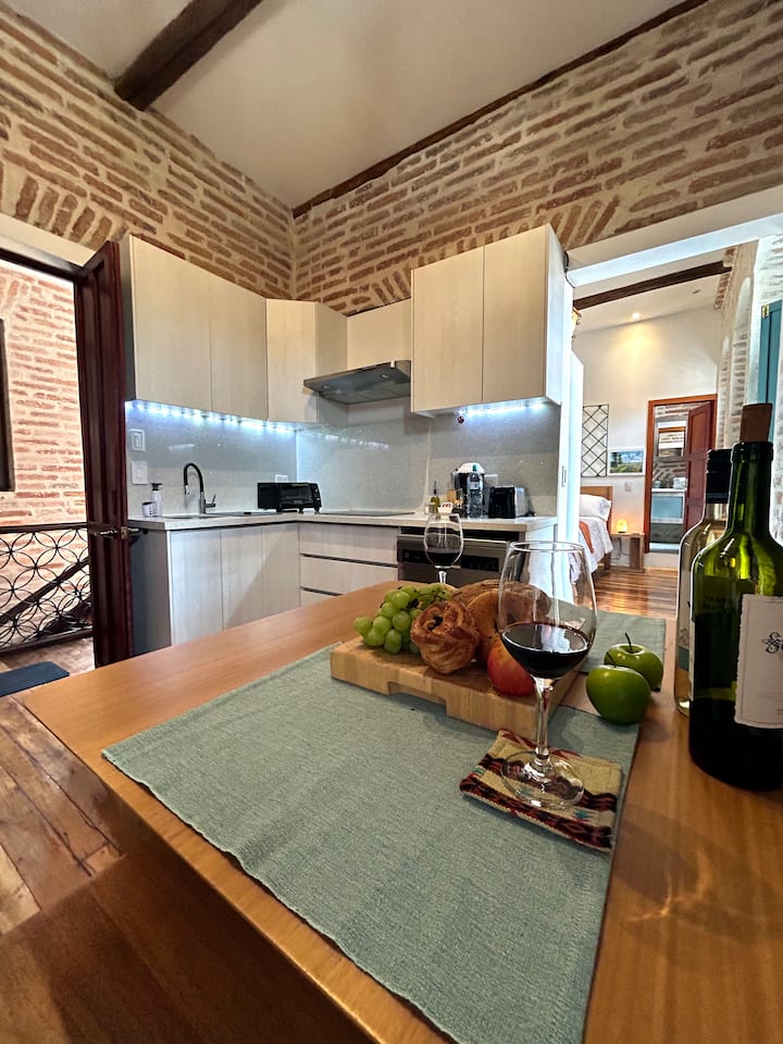 Historic Center Gem W/street View Balcony - Cuenca