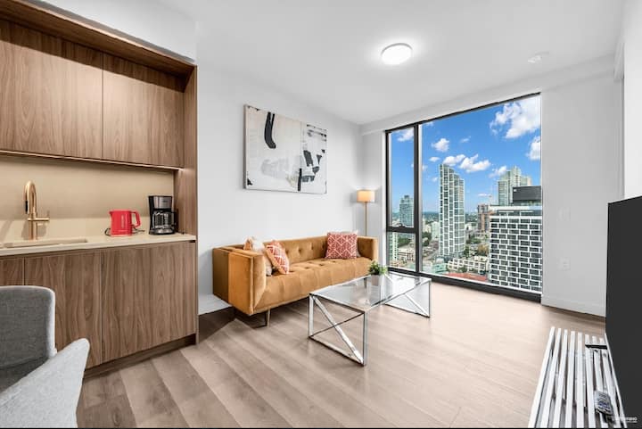 Central Burnaby 1b1den+1bath Condo - Burnaby