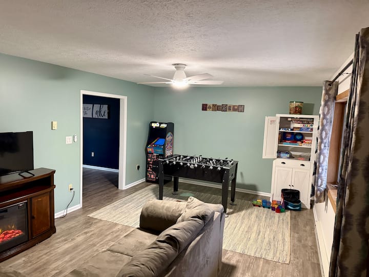 Big Pocono Summer Lake House - Amenities Included! - Pocono Lake, PA