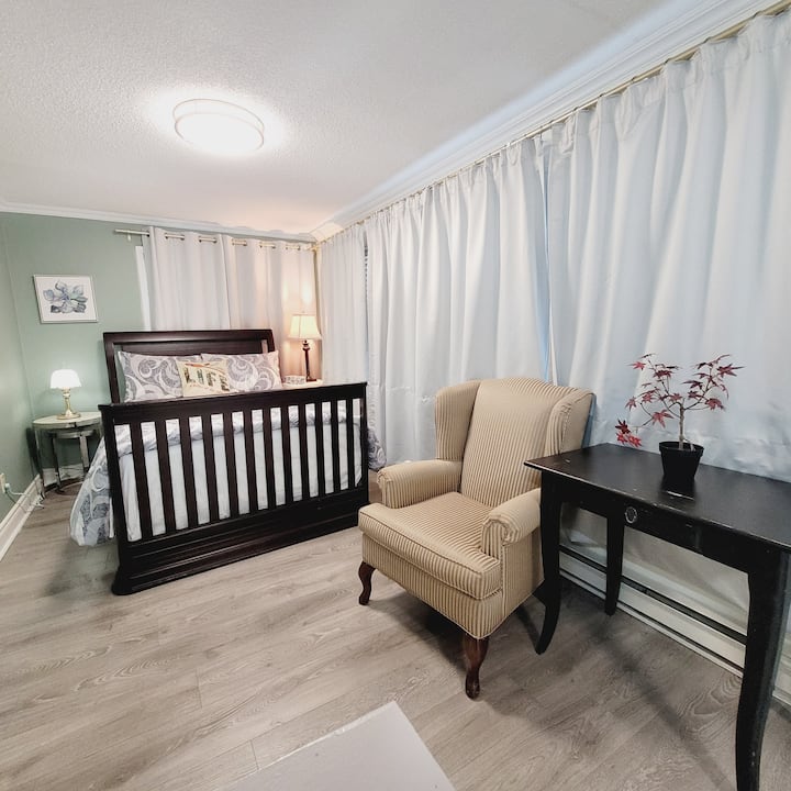 One Bedroom Unit Plus Kitchen & Dining Room. - Fenelon Falls