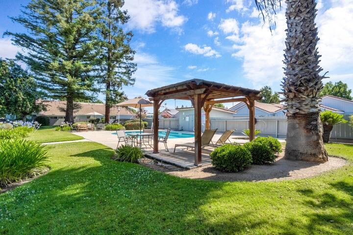 Spacious Clovis Condo | Pool - Clovis, CA