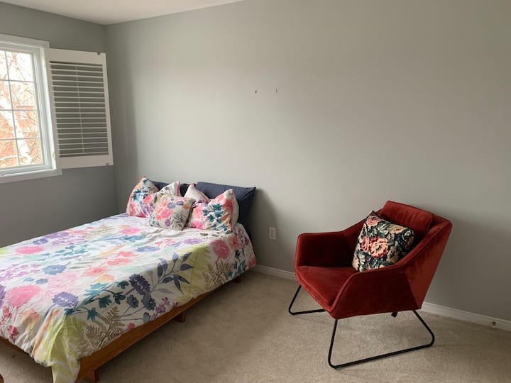 Private Room In Quiet Home - Burlington