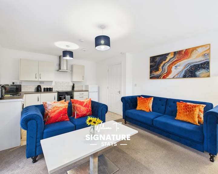 Modern Saxon Home | Pool & Gym Access | Parking - Bromsgrove