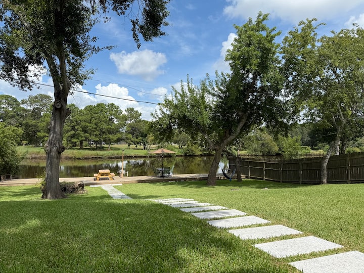 Charming Bayou Breeze Cottage - League City, TX