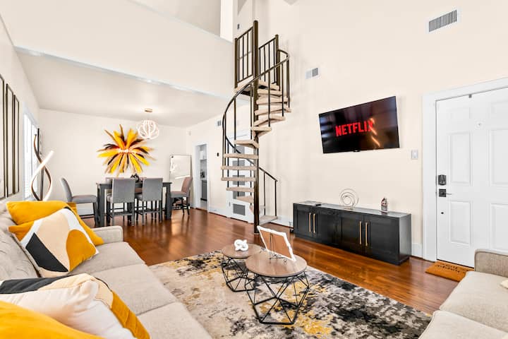 Upscale Montrose Retreat/ King Bed/ Wine/pool Tbl - Houston, TX