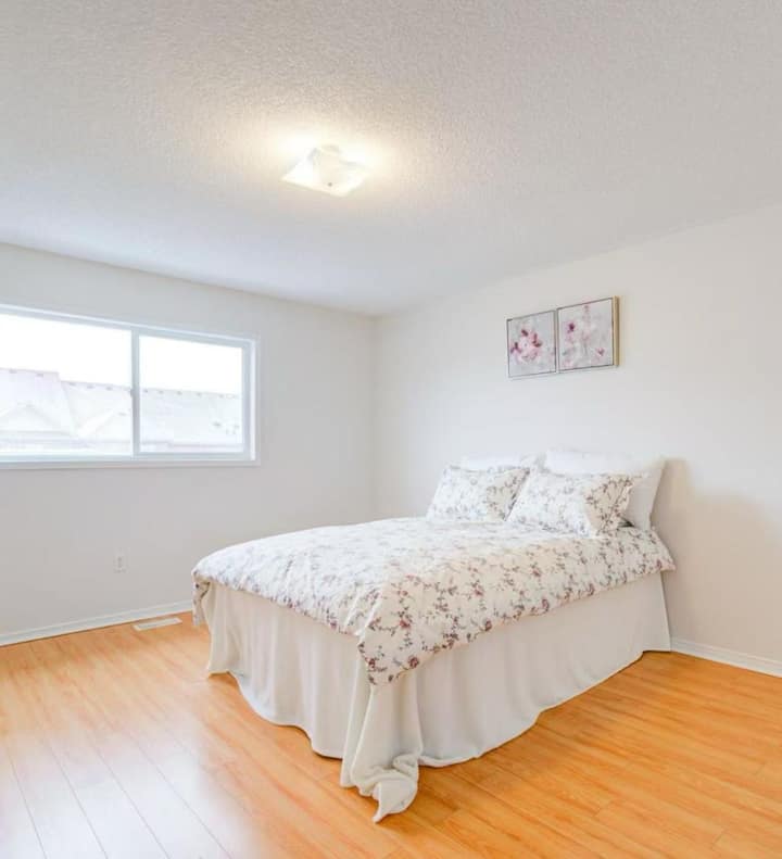 Bedroom With Private Bathroom - Markham