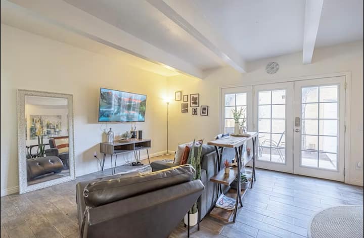 Quiet Townhouse ~ Pool ~ Close To Downtown - Lancaster, CA