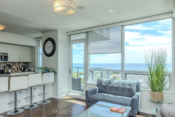 Lake View 2 Bedroom Luxury Condo - Toronto