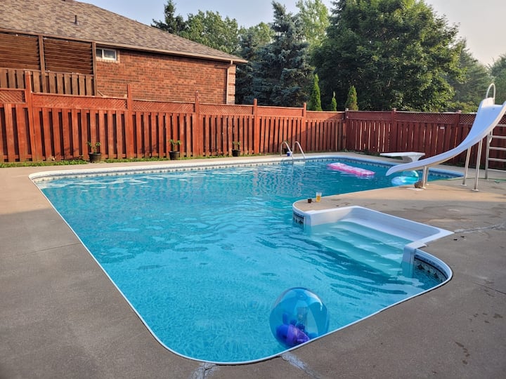 Cozy Pool Reatreat - Barrie
