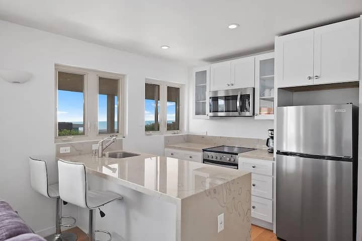 Upscale Apt With Ocean Vistas - Laguna Beach, CA