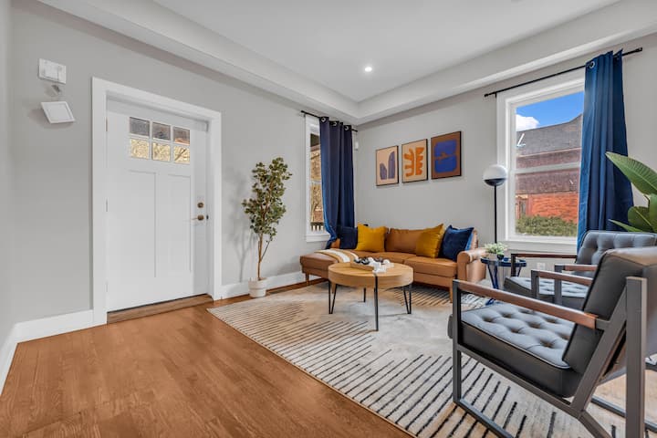 4 Bedroom Home + Parking Near Henry Ford Museum - Hamtramck, MI