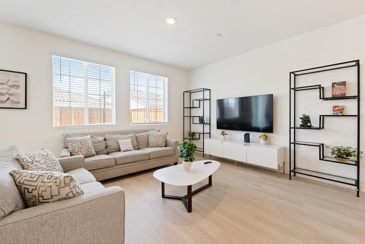 Contemporary 4br Home W/ King Suite | Game Yard - Elk Grove, CA