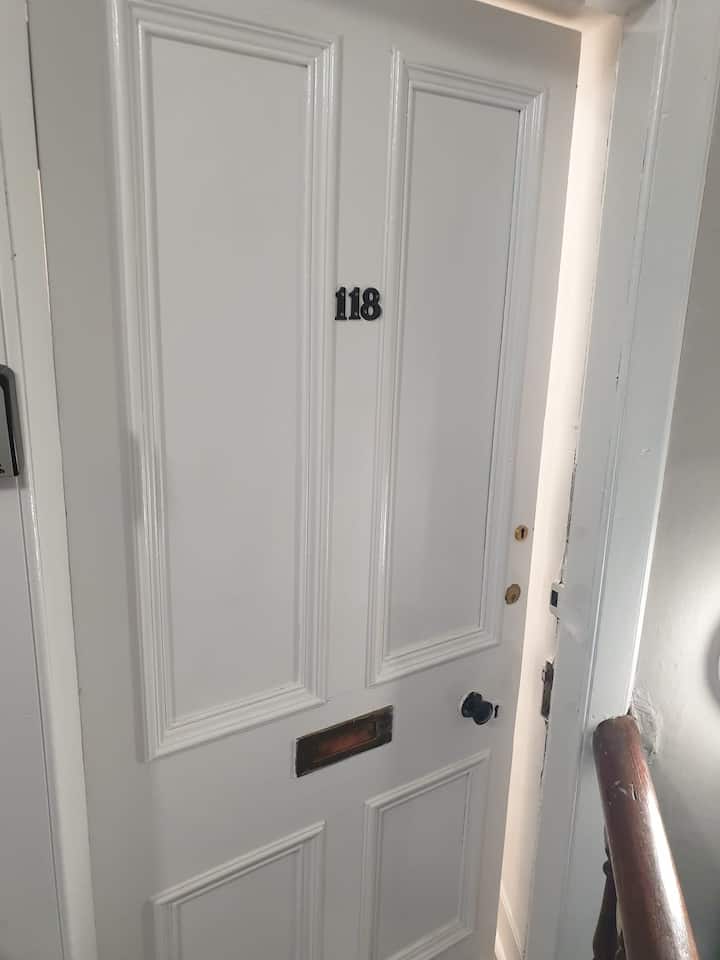 Modern 2br Retreat Near River - Dumfries