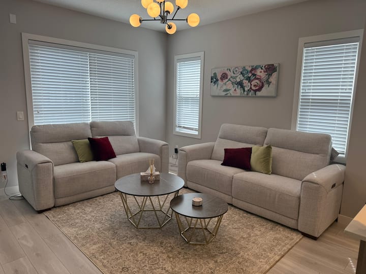 Bright Corner Townhome W/garage | Near Airport - Calgary