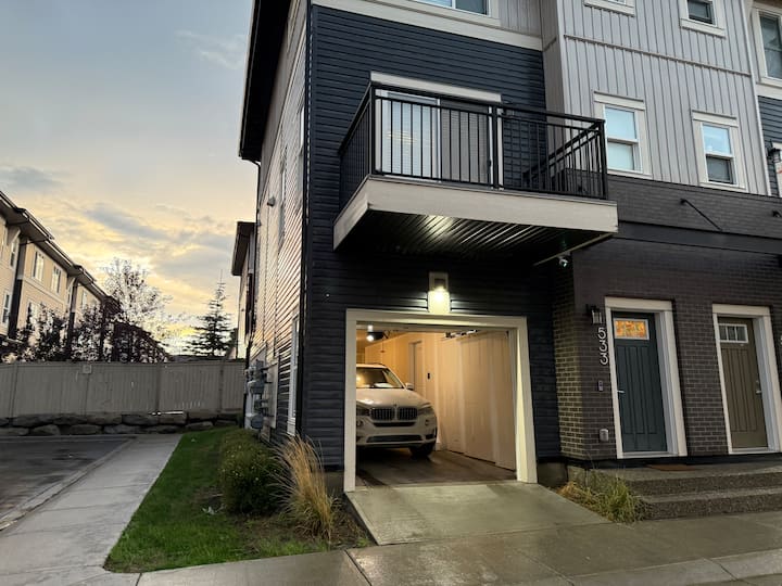 Specious 3br Home/attachedgarage - Calgary