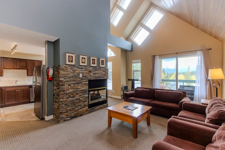 Near Lifts • Hot Tub Included - Whistler