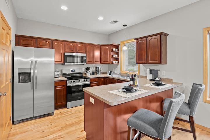 Longfellow Pad -Two Car Attached Garage -King Beds - Minneapolis, MN