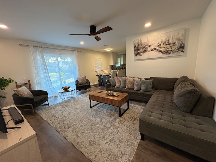 Modern Exec Suite | 10 Min To Downtown & Nrg - Stafford, TX