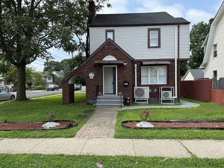 4 Bed 2 Bath Ac, Hot Water, Entire Home, Near Mall - Westbury, NY