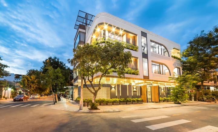 Sole’a Villa 5 Bedrooms - Walk To The Beach. - 다낭