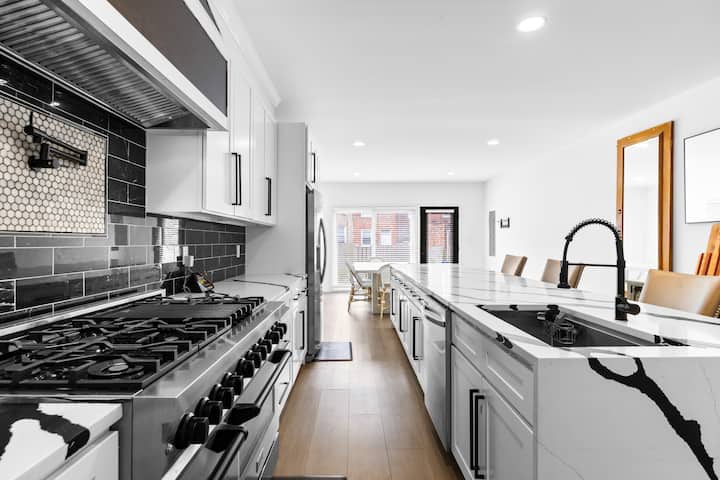 Huge Row Home - 10 Min Walk To Orioles/ravens Game - Baltimore, MD