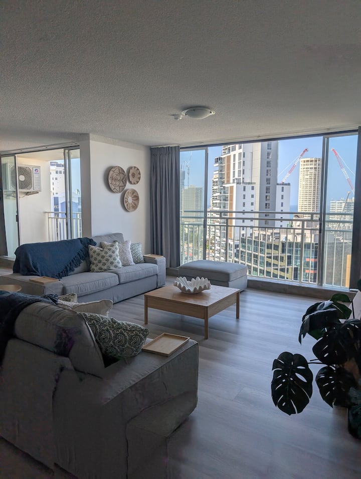Relaxing Coastal Getaway | Ocean Views + Pools - Surfers Paradise