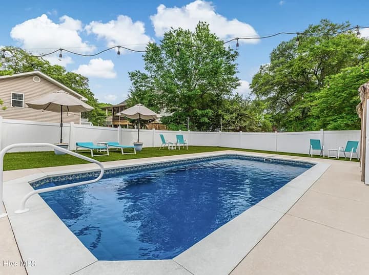 Heated Pool & Dog Friendly Sascha Tiki Guest House - Oak Island, NC