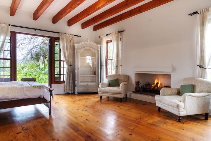 Spacious Rustic Farm Homestead - Stellenbosch