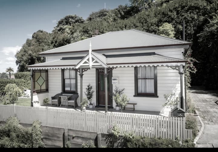 Paradise Cottage Historical Home. - Napier