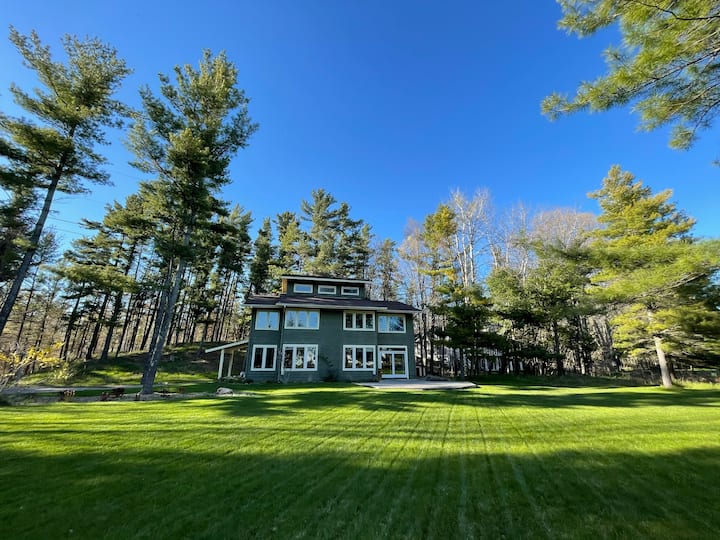 Spacious Modern Oasis - Hot Tub, Park Like Setting - Charlevoix, MI