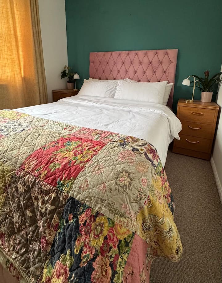 King Size Bedroom In A 2 Bedroom House In Cardiff - Cardiff